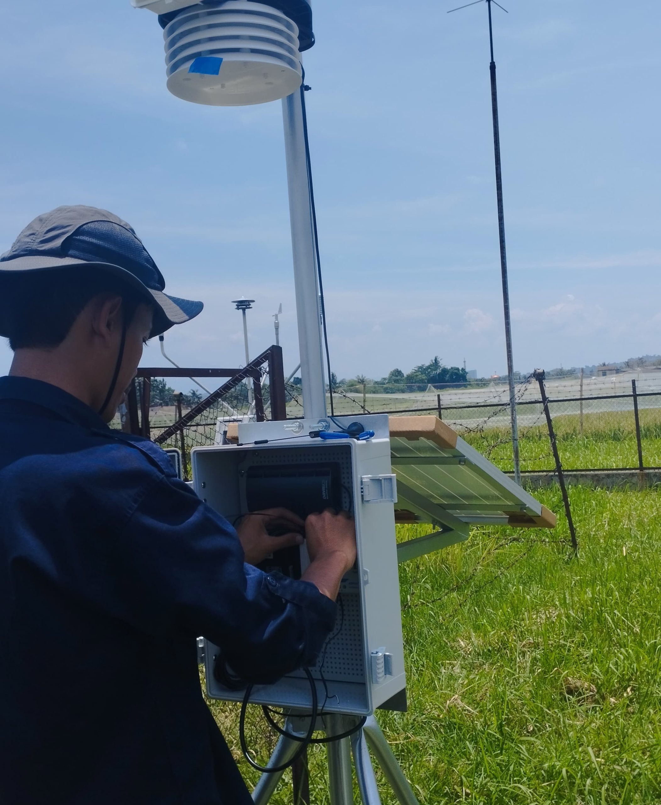 Instalasi stasiun cuaca / AWS Davis PT. Meteo Nusantara Instrumen di ...
